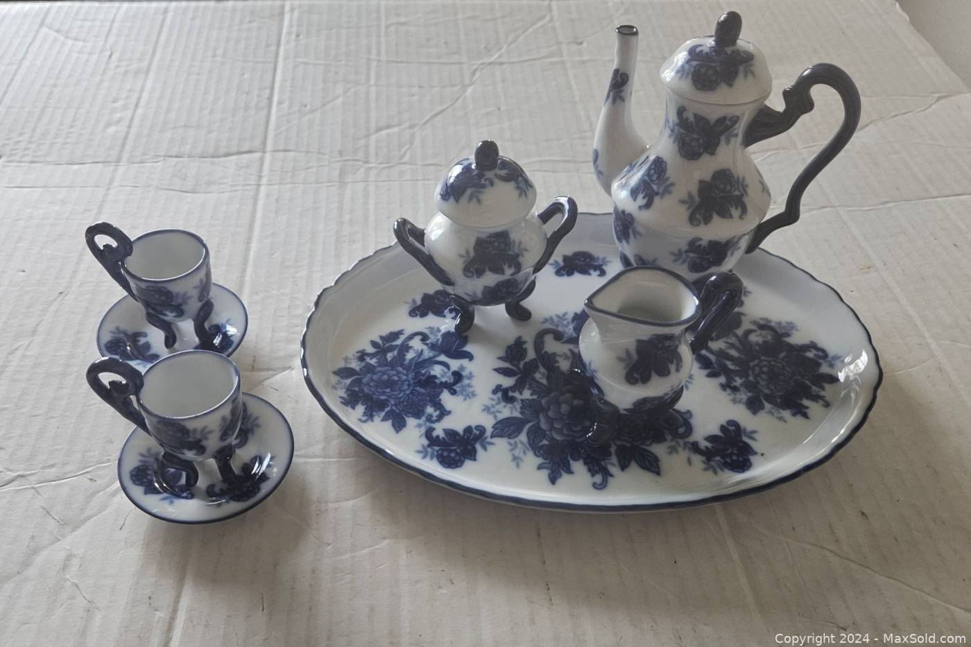 Cracker Barrel Blue and White Porcelain Mini Tea Set | Maxsold