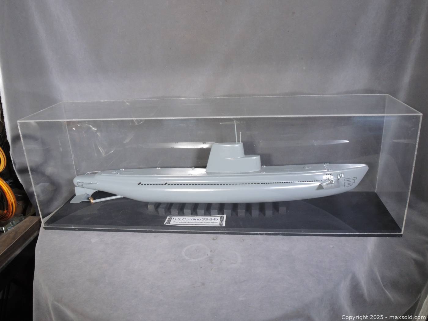 Four submarine scale models with cases | Maxsold