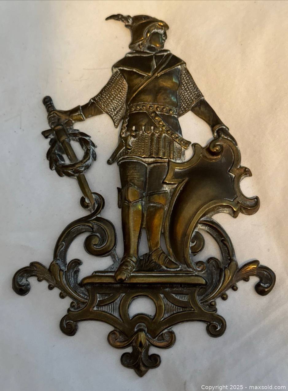 Cast metal knight appliqué | Maxsold