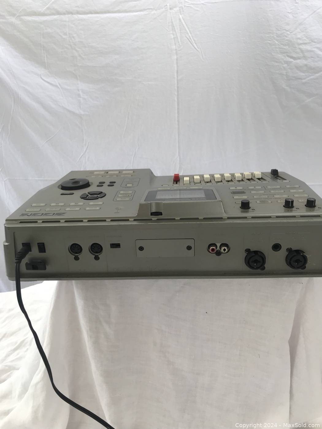 Zoom MRS-802 Multitrack Digital Recorder and Mixer | Maxsold