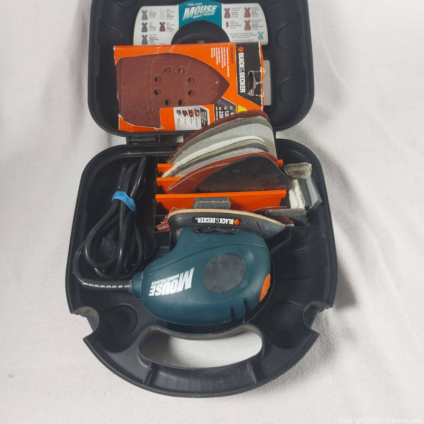 Black & Decker Mouse detail sander with case and abrasives | Maxsold