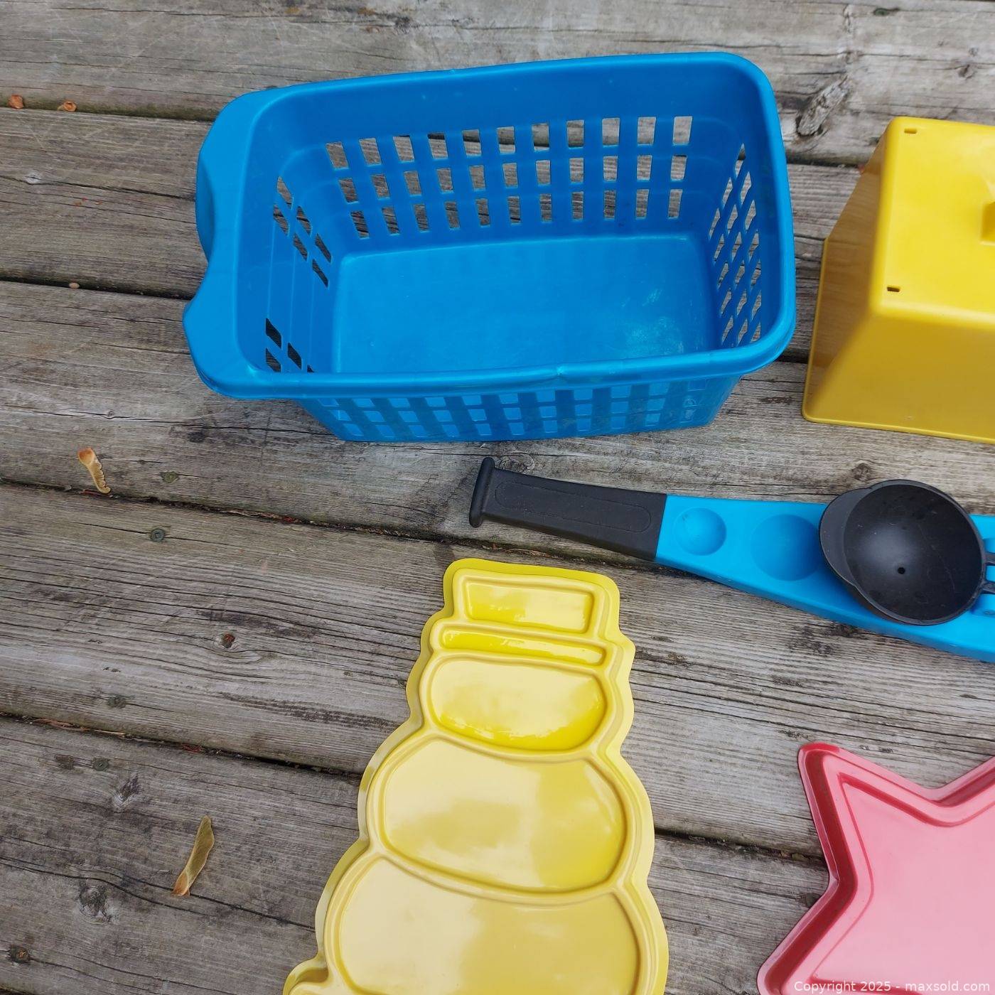 Snow brick mold, snowball maker, snowman & star molds with basket | Maxsold