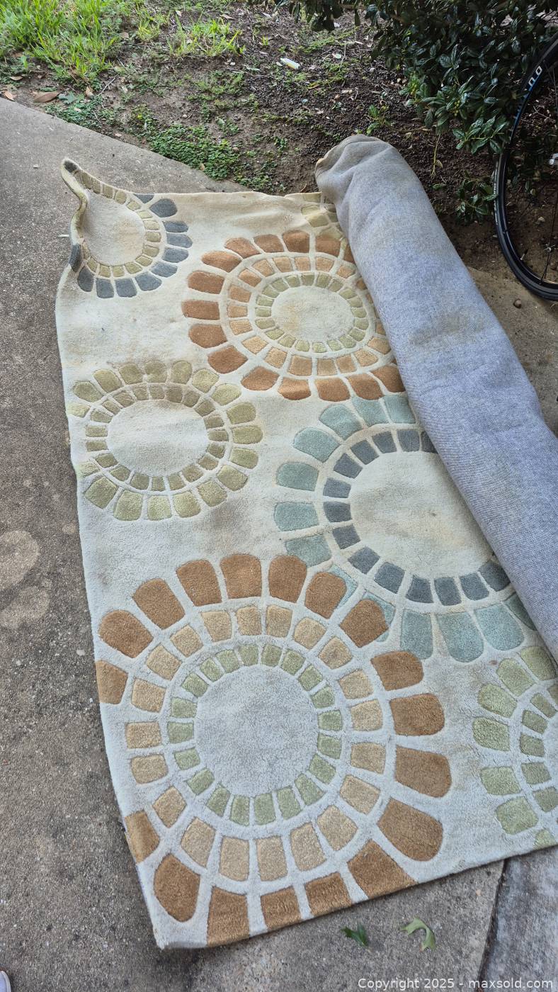 Multi-pattern indoor area rug 6x9 | Maxsold