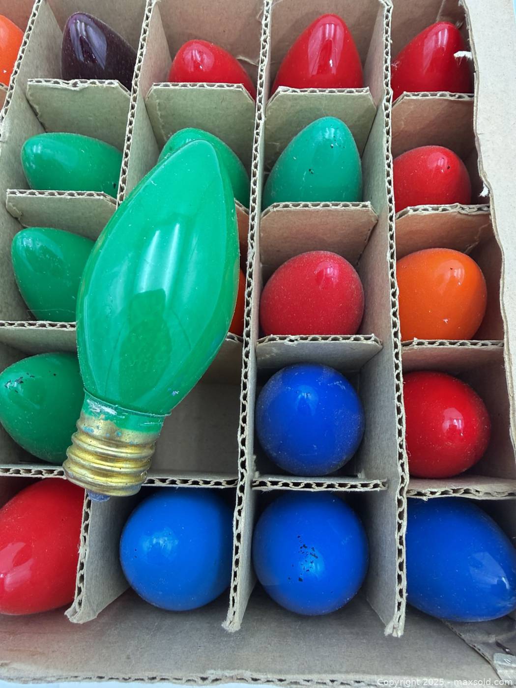 Vintage C-9¼ assorted Christmas light bulbs | Maxsold
