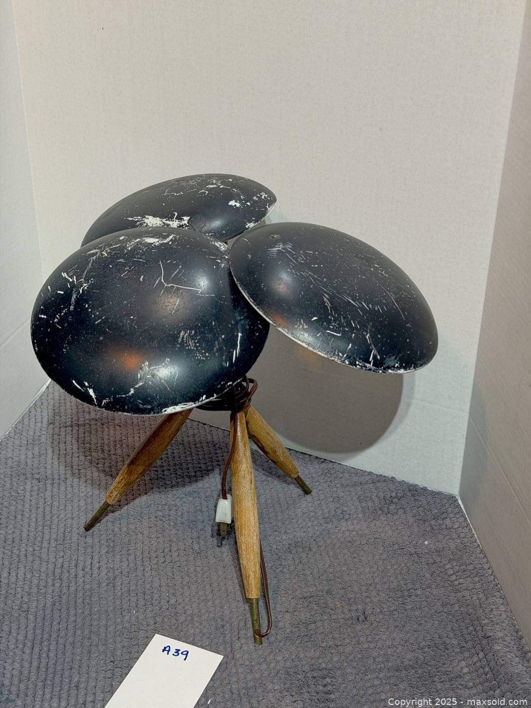 Vintage flying saucer desk lamp | Maxsold