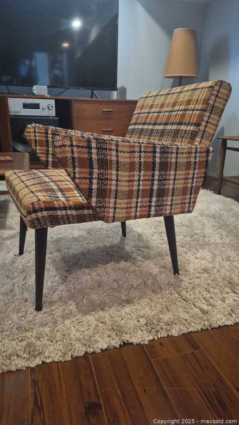 Mid-Century Modern plaid lounge chair | Maxsold
