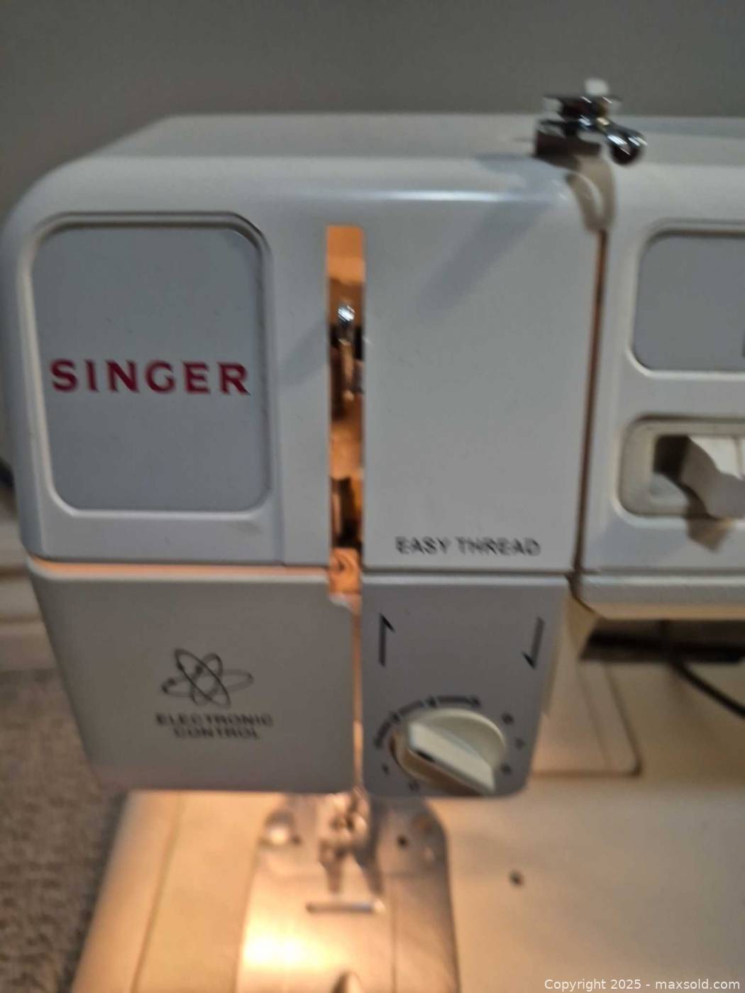 Singer Model 5050 electric sewing machine | Maxsold