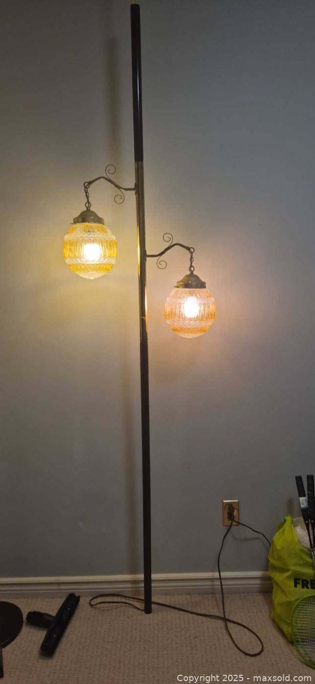 Vintage MCM tension pole floor lamp | Maxsold