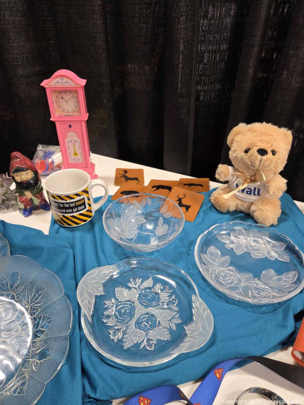 Frosted rose glassware, Superman & Star Wars lanyards, décor mix | Maxsold