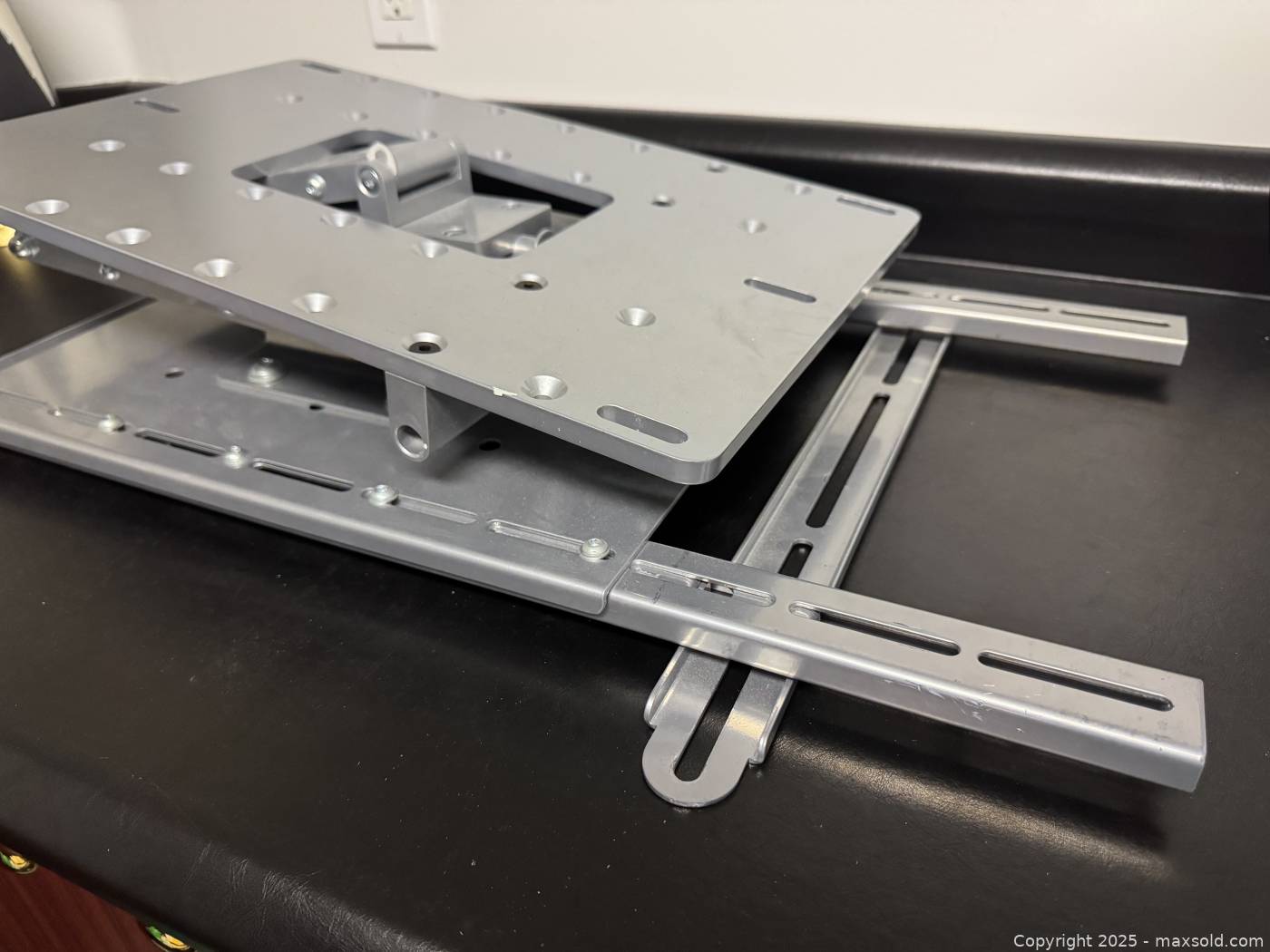 Heavy Retractable TV Mount | Maxsold