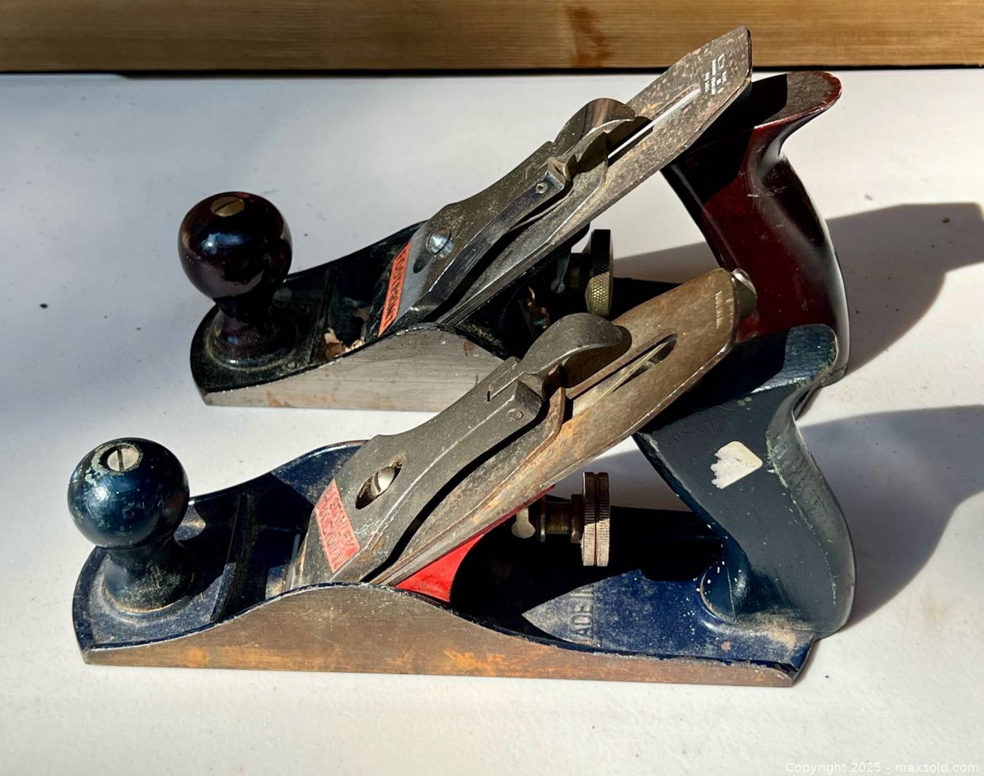 Pair of vintage cast-iron bench hand planes | Maxsold