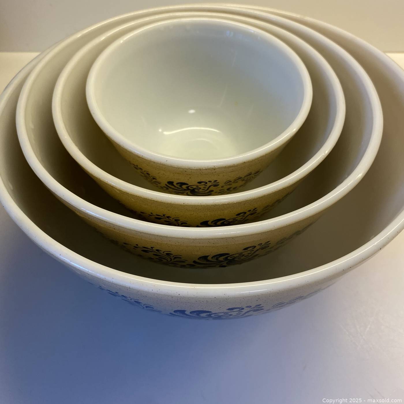 4 Pyrex Homestead nesting mixing bowls | Maxsold