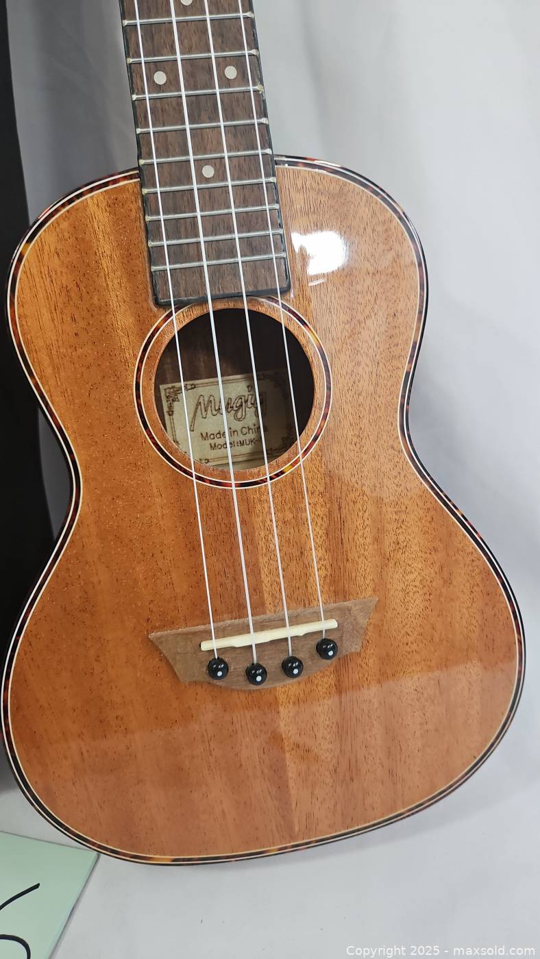 Muigi Wooden Ukulele with Gig Bag, Glossy Finish | Maxsold
