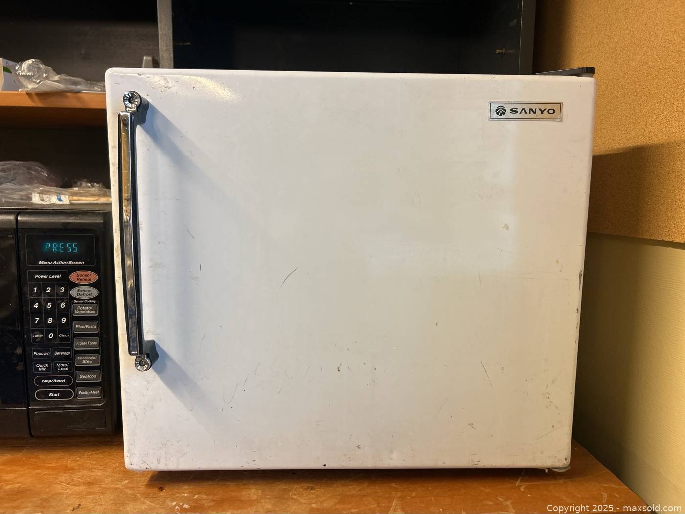 Vintage Sanyo Mini Fridge | Maxsold