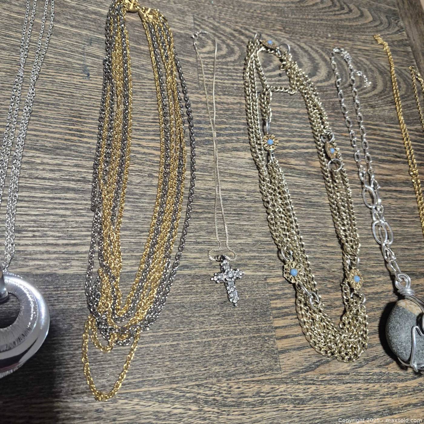Eight assorted fashion necklaces | Maxsold