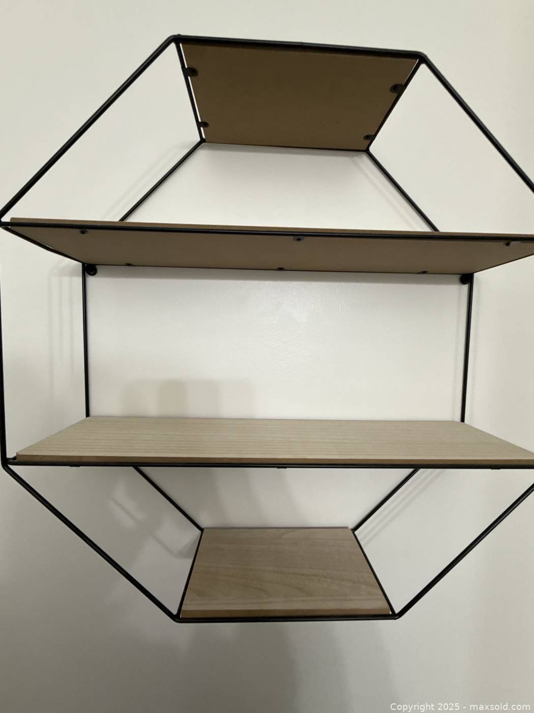 Hexagonal metal-frame wall shelf | Maxsold