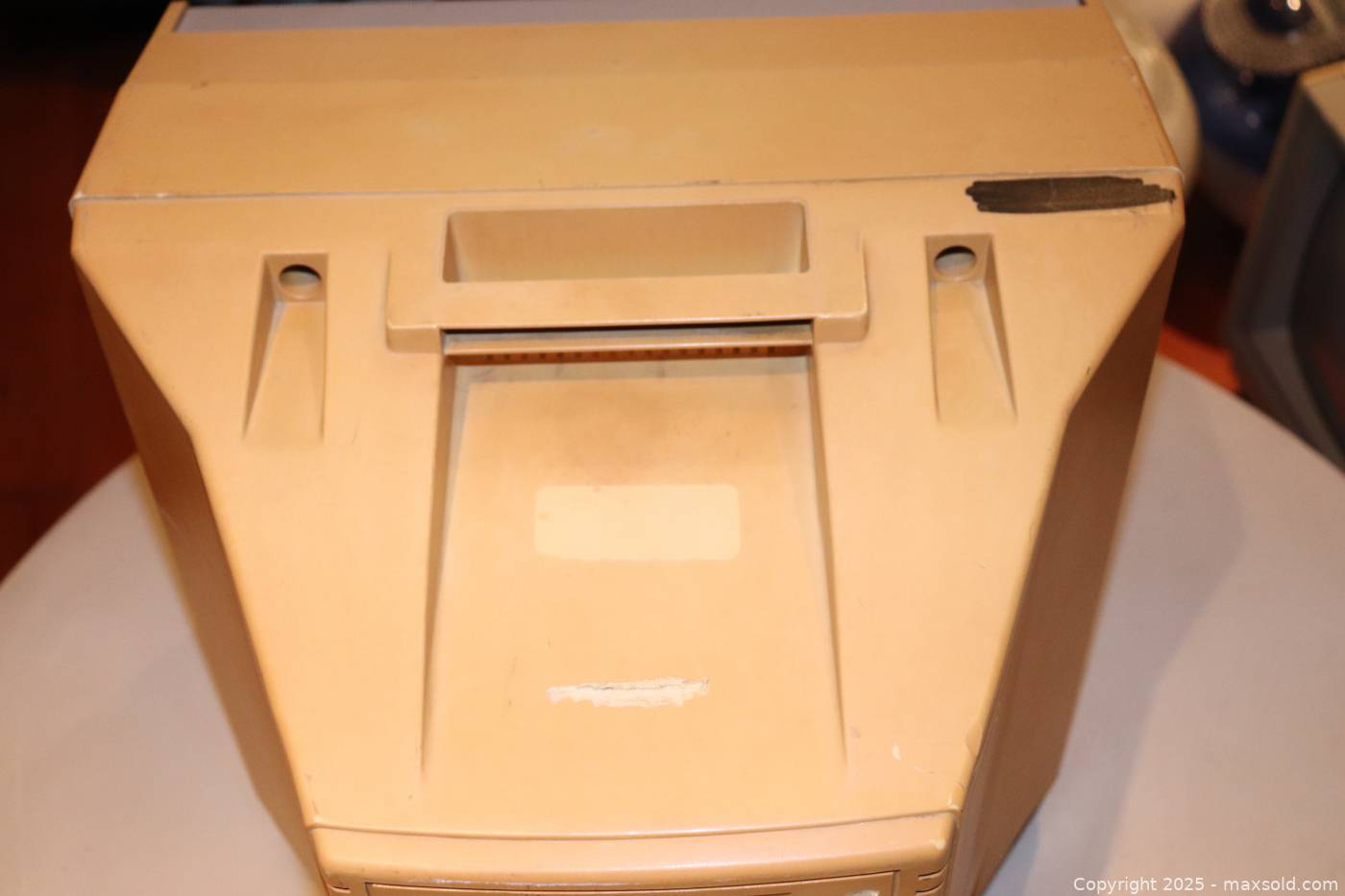 Vintage Commodore 1802 CRT Monitor | Maxsold