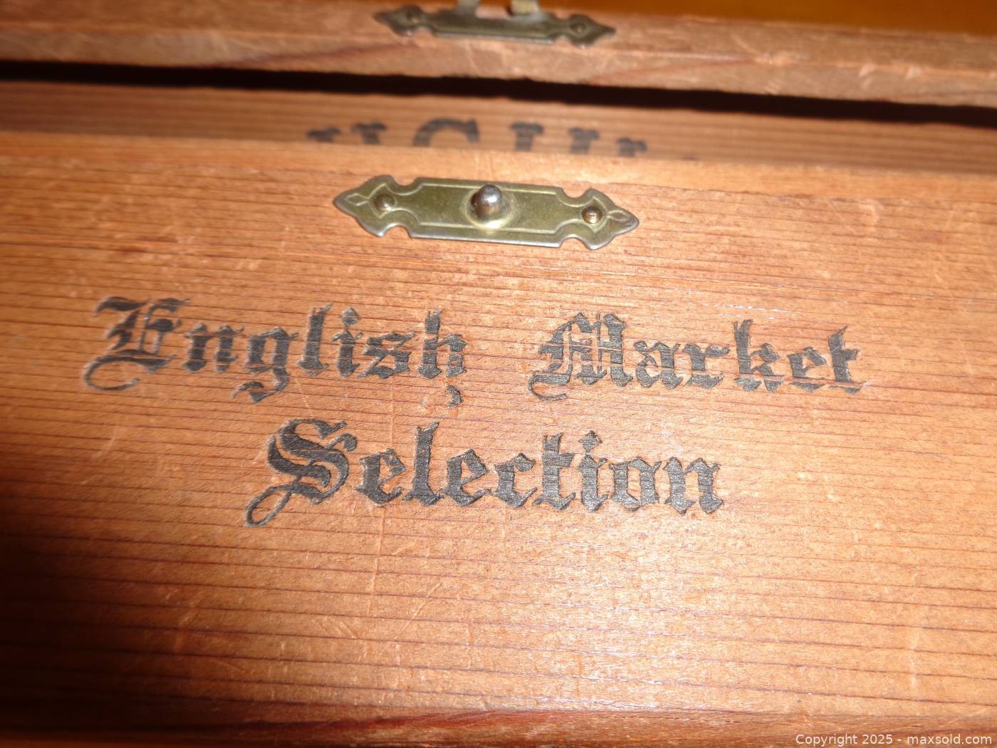 Lucius wooden cigar box | Maxsold