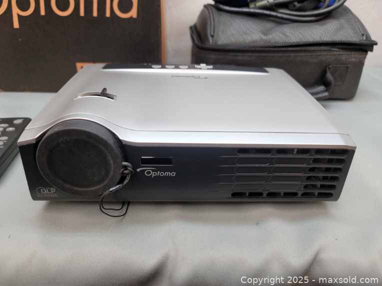 Optoma EP7150 DLP Projector with Accessories | Maxsold