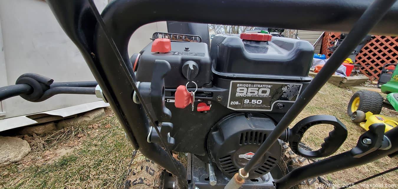 Briggs & Stratton 950 Snow Series Gas Snowblower 1024LD with Electric ...