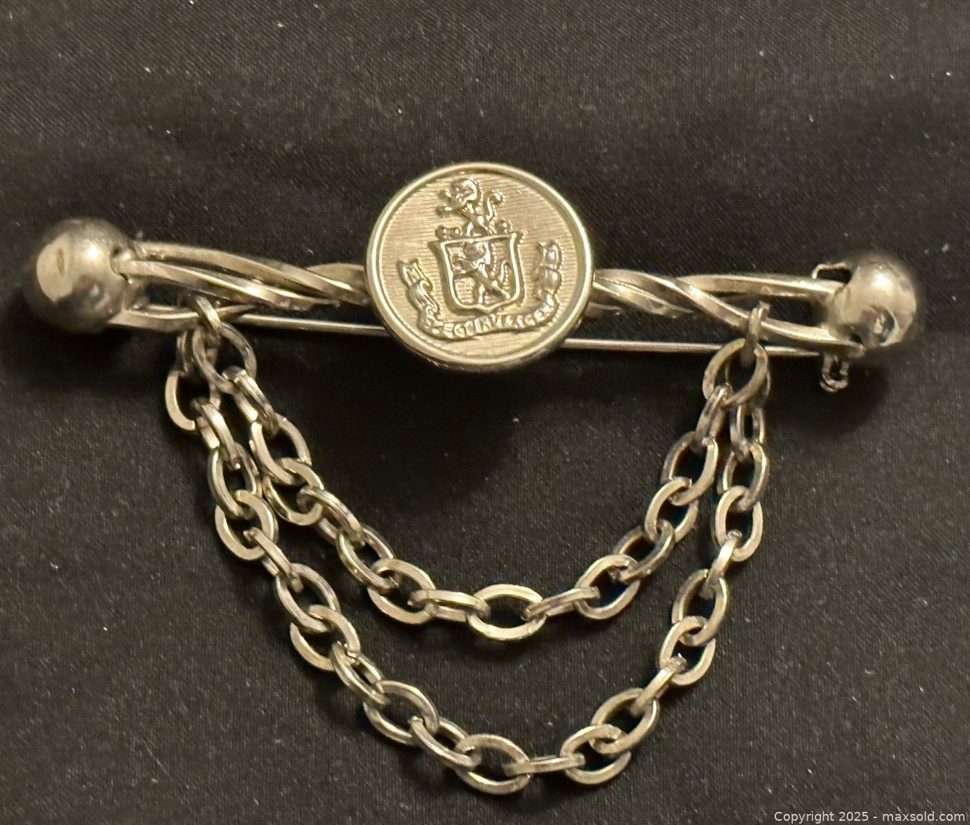 Vintage 1970s bar brooch with crest | Maxsold