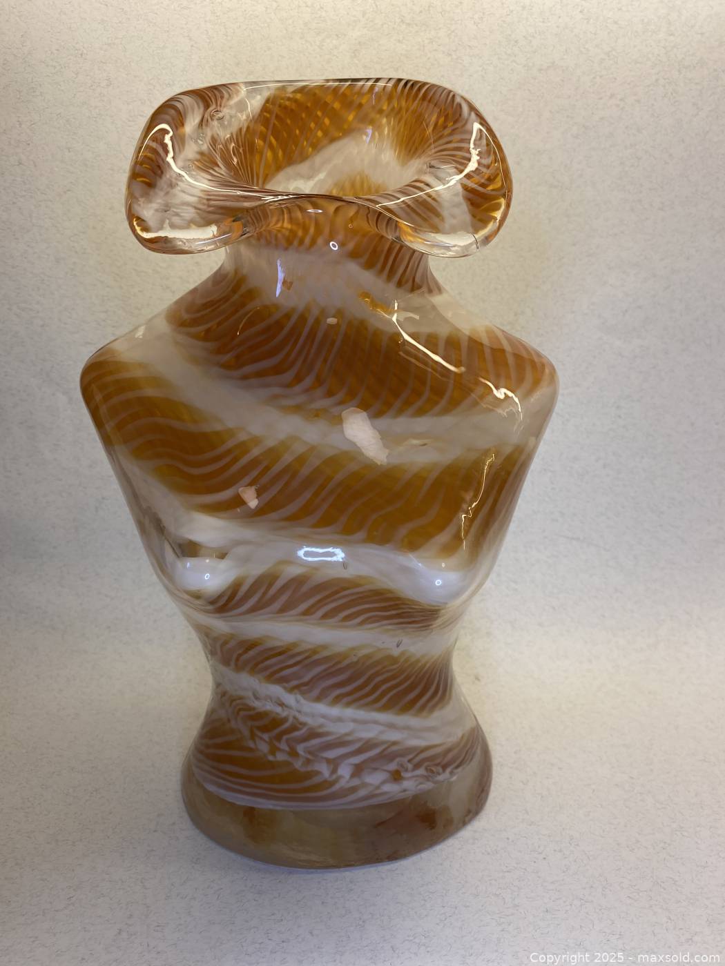 Murano butterscotch & cream blown glass female torso vase | Maxsold