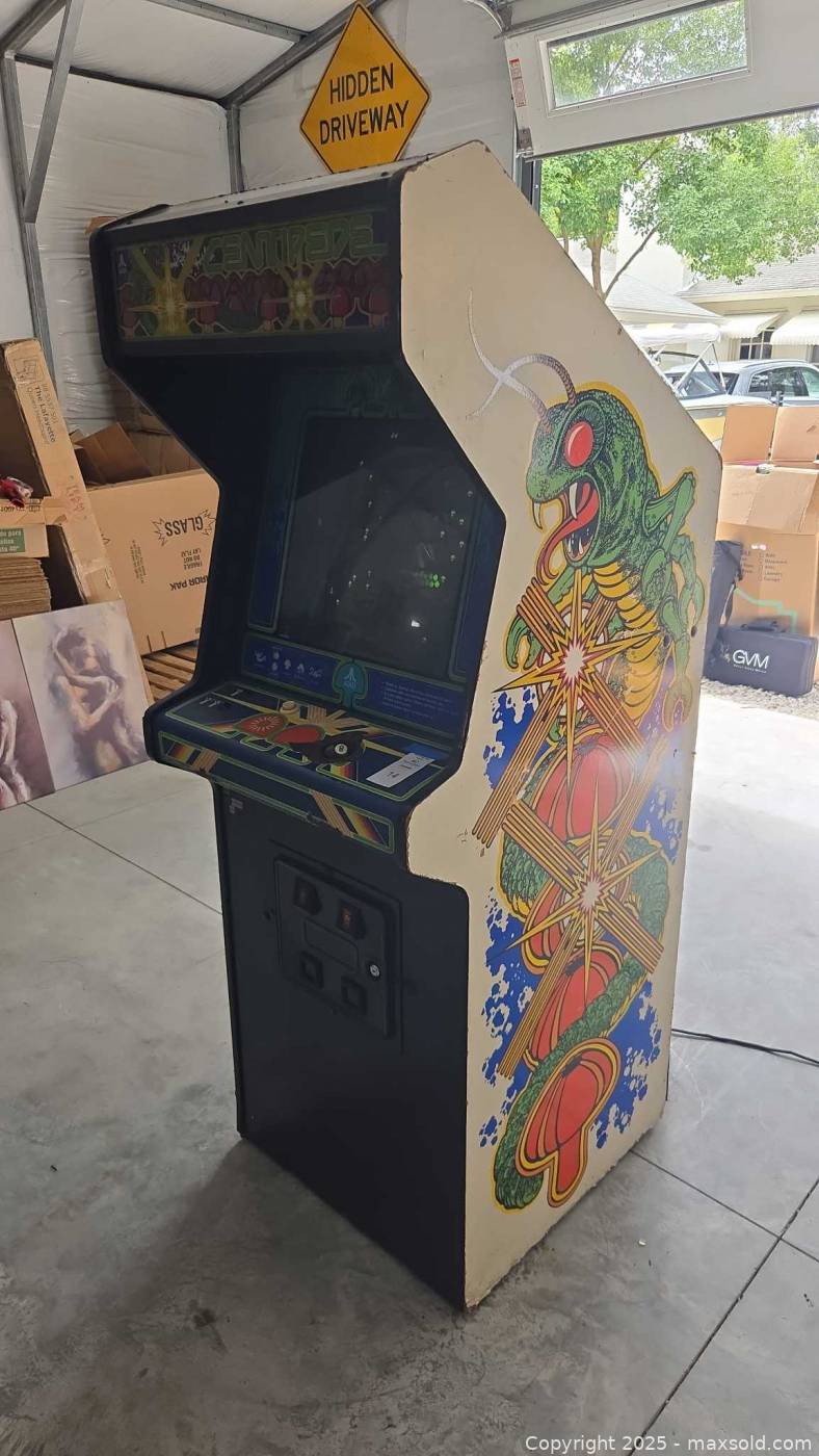 Atari Centipede Upright Arcade Machine | Maxsold