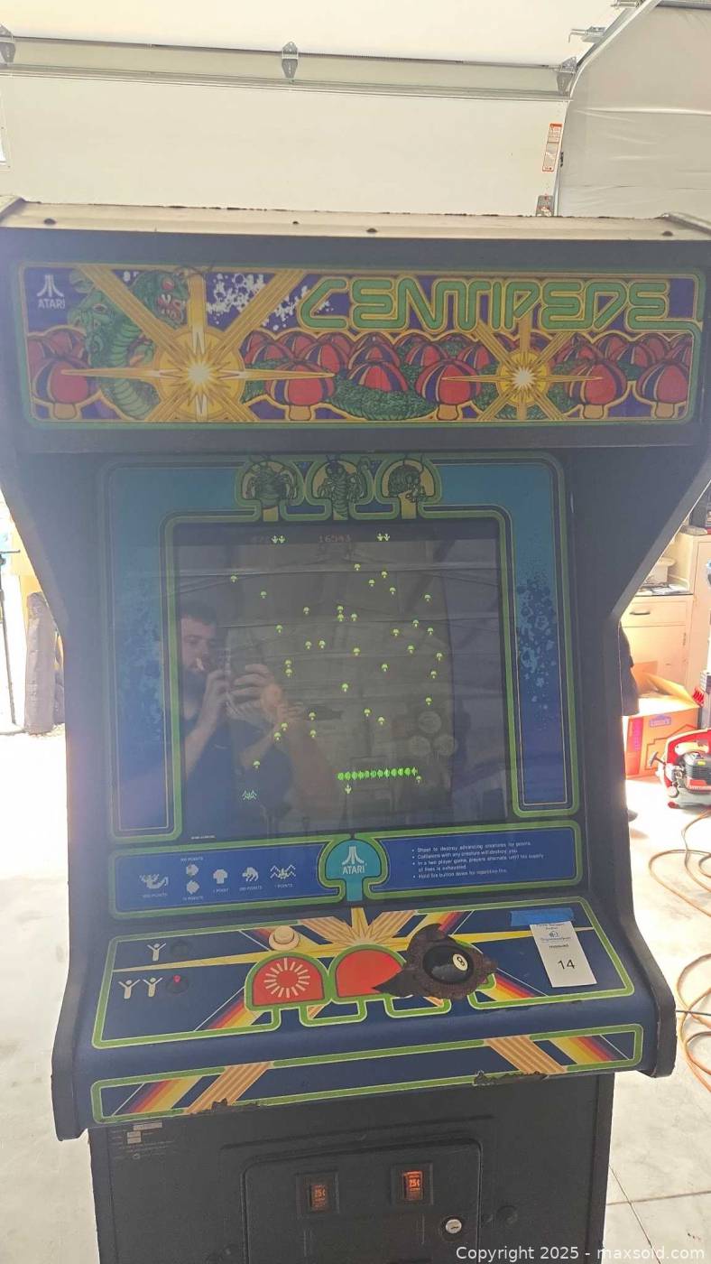 Atari Centipede Upright Arcade Machine | Maxsold