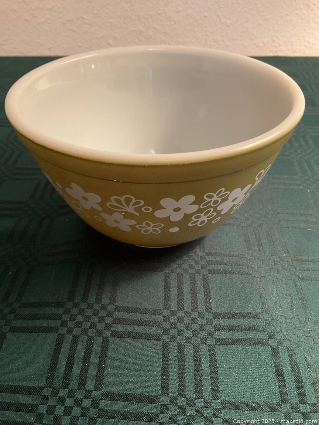Pyrex and Corning Ware casseroles, bowls, lids | Maxsold