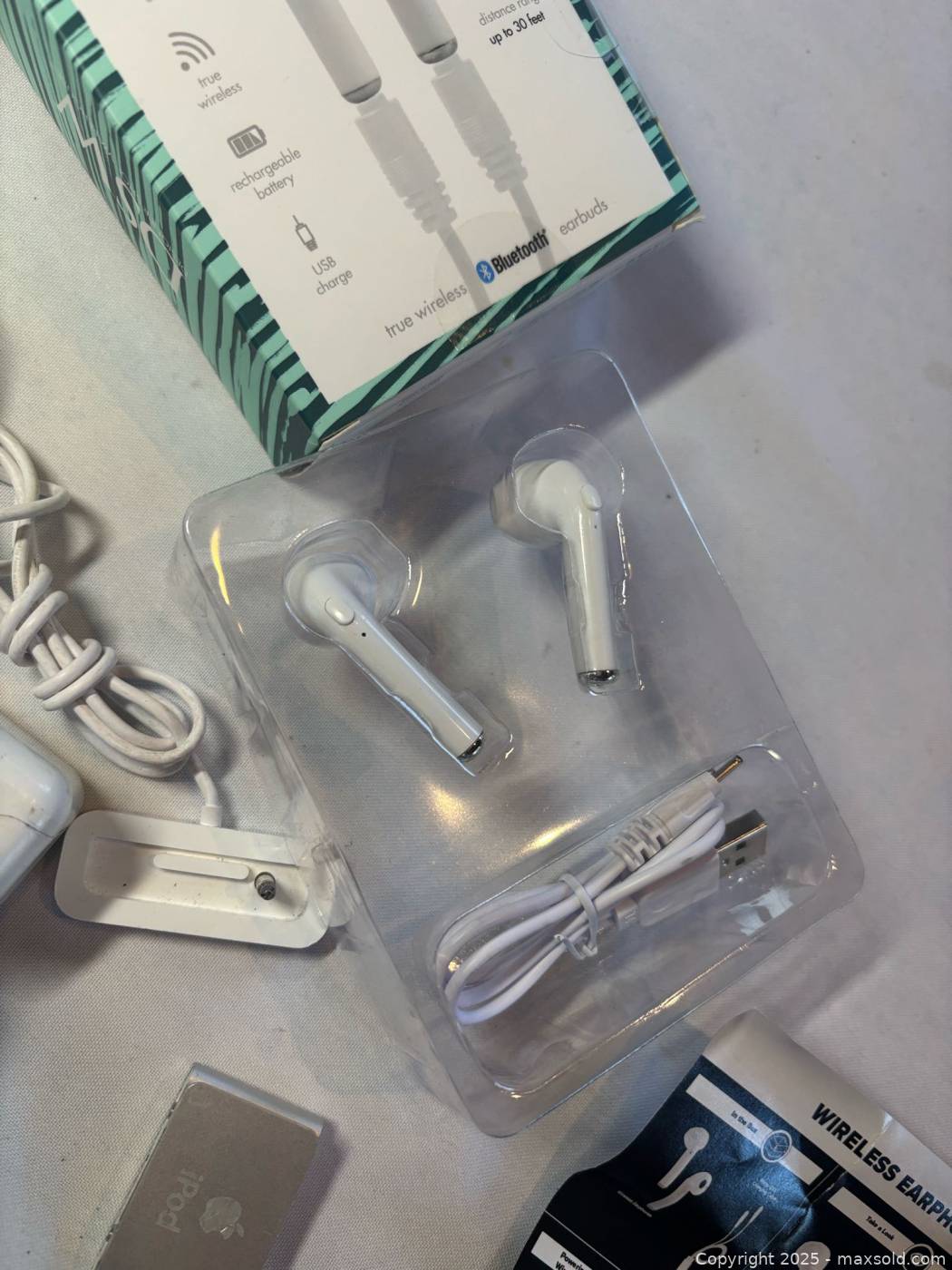 Sony camcorders, Apple iPods, DSW earbuds | Maxsold