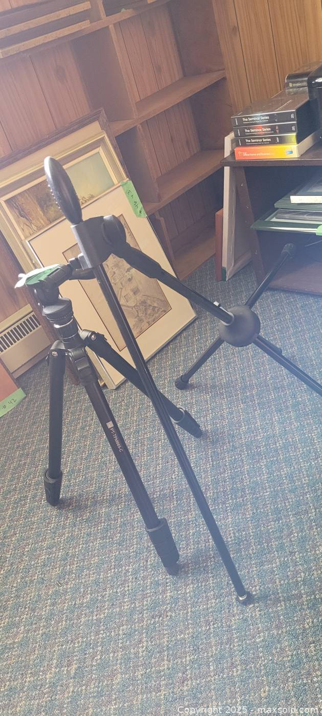 Small Tripod Set | Maxsold
