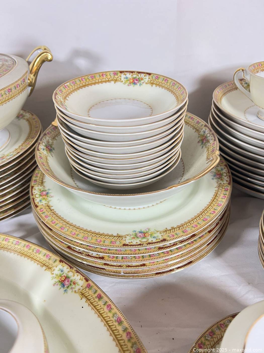 Royal Kikusui Japan porcelain dinnerware 50+ pcs | Maxsold