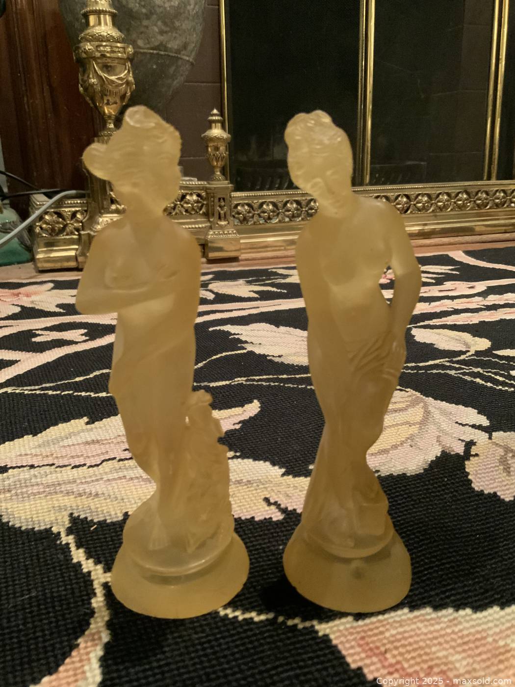Pair of Dorothy Thorpe resin female statues | Maxsold