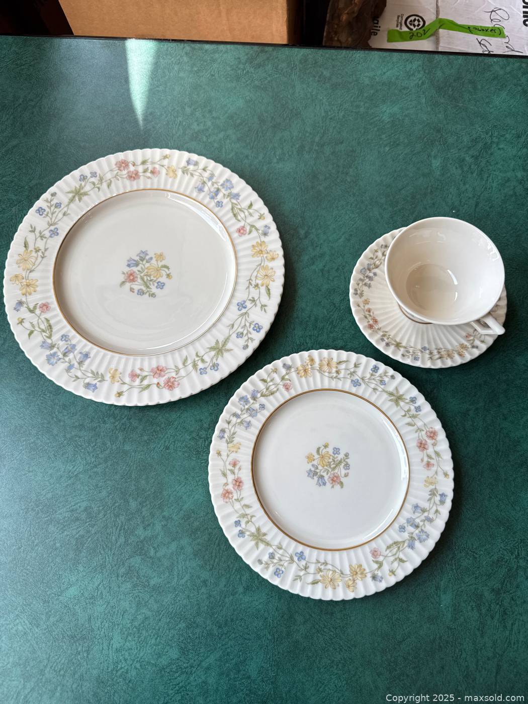 Lenox Spring Bouquet Porcelain Dinnerware Set for 10 | Maxsold