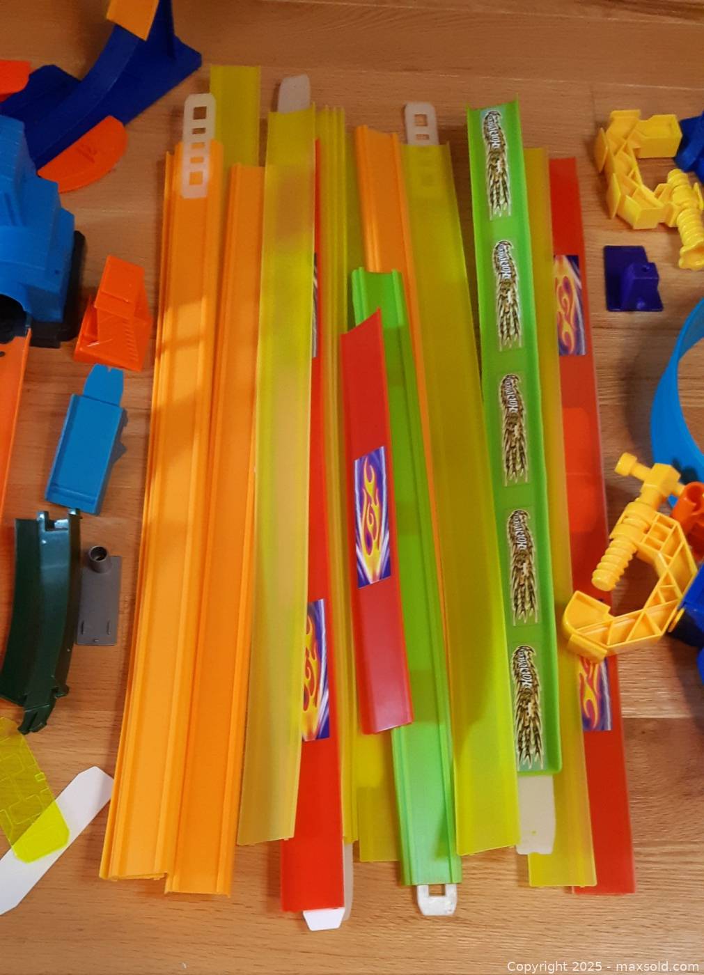 Hot Wheels plastic track pieces & launcher | Maxsold