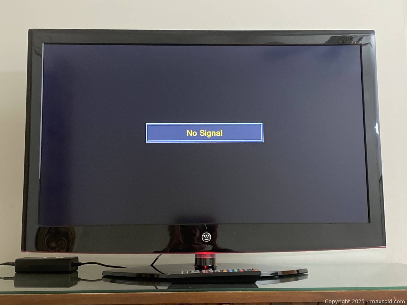 Westinghouse 32" Television with Remote | Maxsold