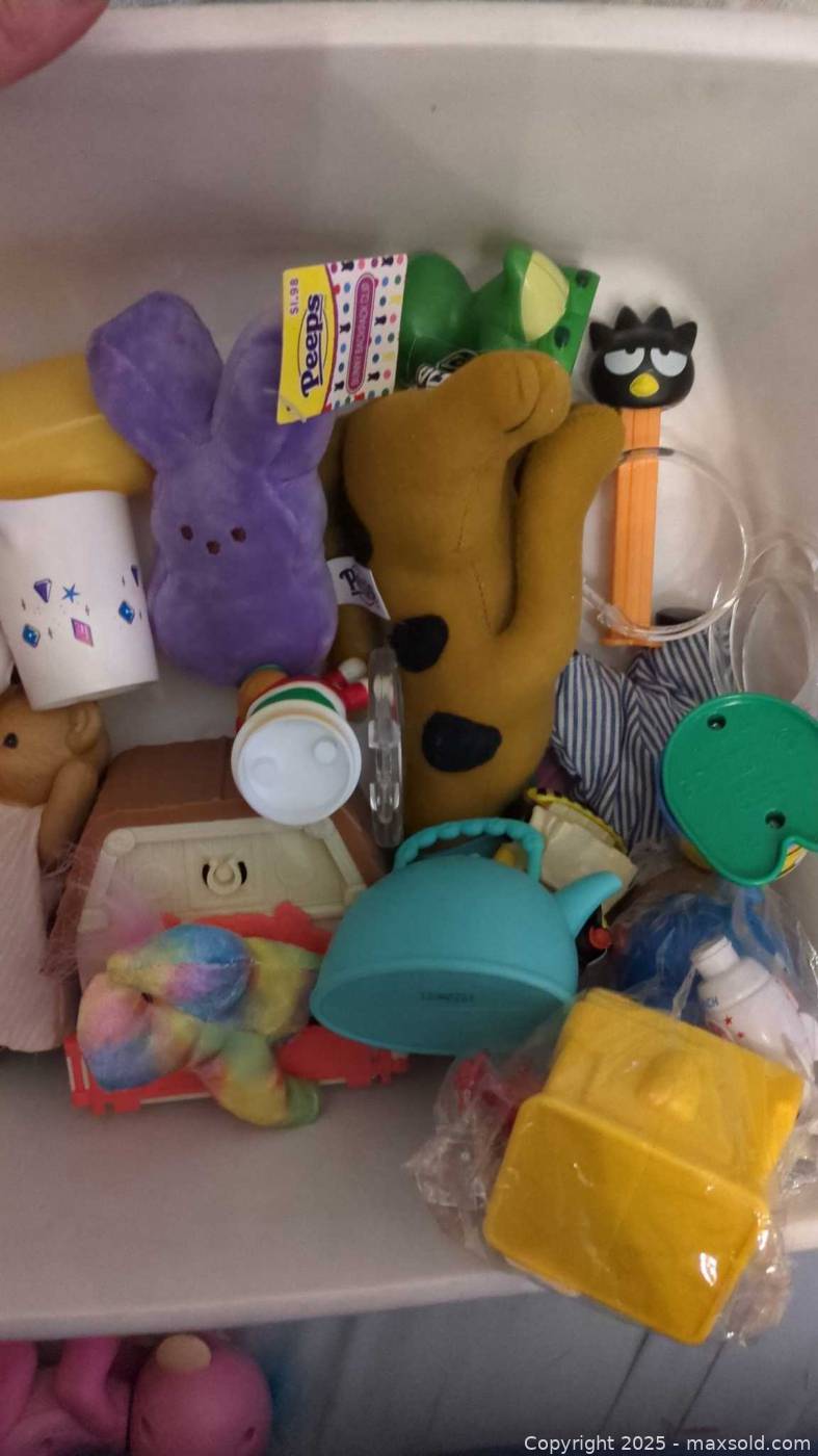 Mixed small toys and plush assortment | Maxsold