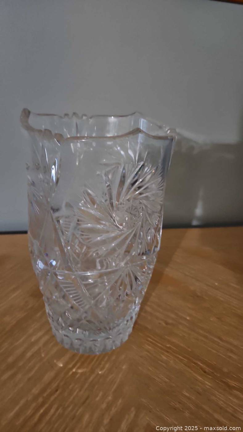 Crystal Pinwheel Vase 8" | Maxsold