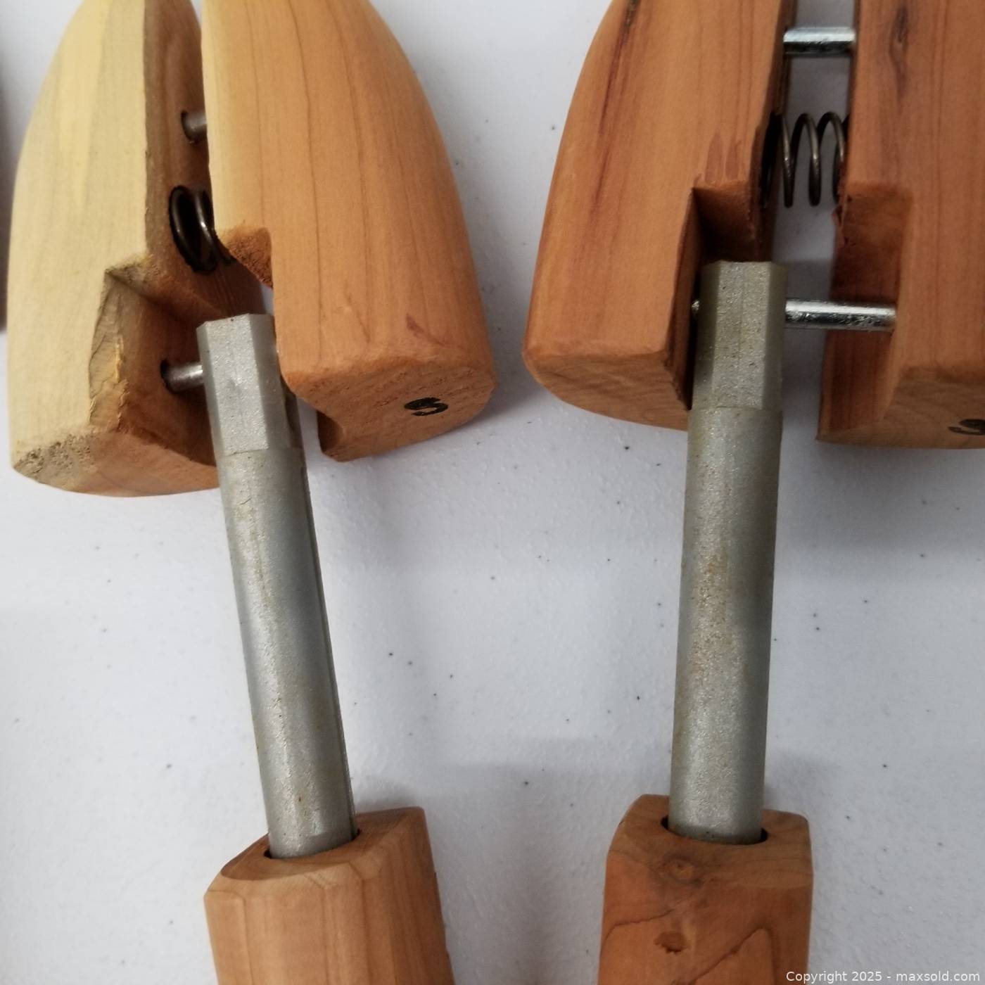 4 pairs cedar wooden shoe trees, size small | Maxsold
