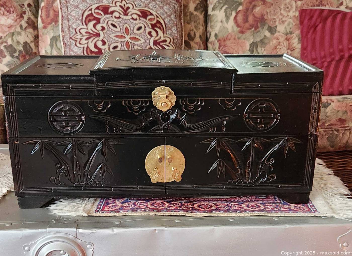Chinese black lacquer jewelry chest 27.5" | Maxsold