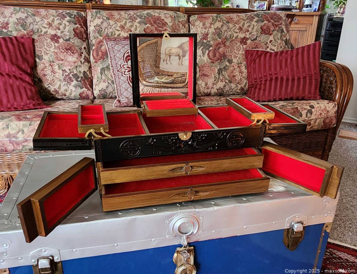 Chinese black lacquer jewelry chest 27.5" | Maxsold