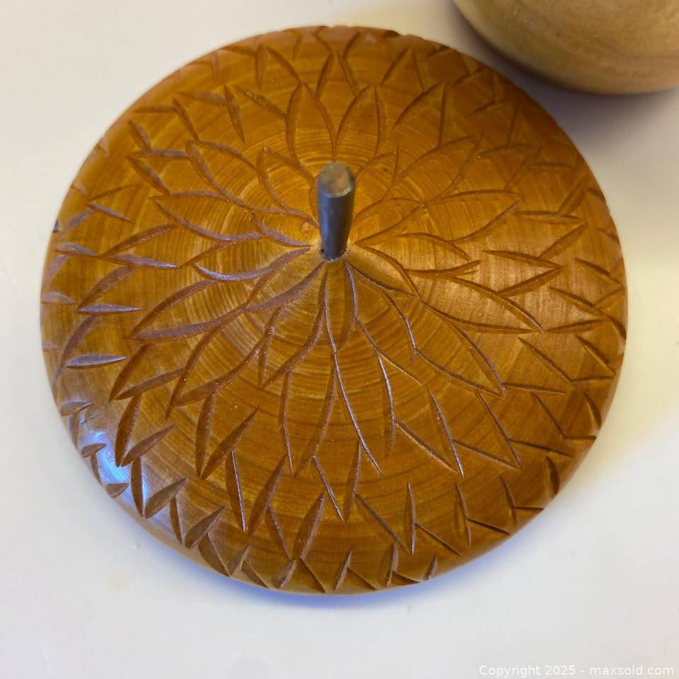 Wooden acorn-shaped tea caddy | Maxsold