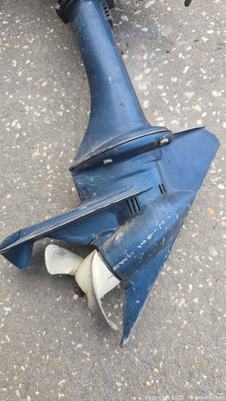Evinrude Blue Outboard Lower Unit with White Propeller | Maxsold