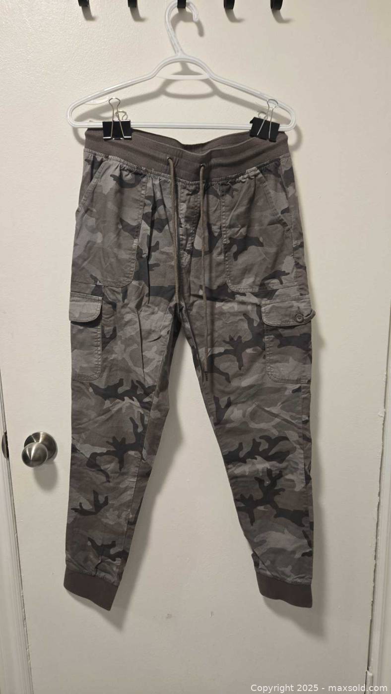 Lot of 5 Unisex Jogger Pants Small & Medium | Maxsold