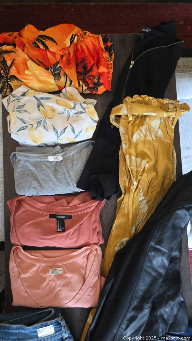 Women s Apparel Assortment, 10 Pieces | Maxsold