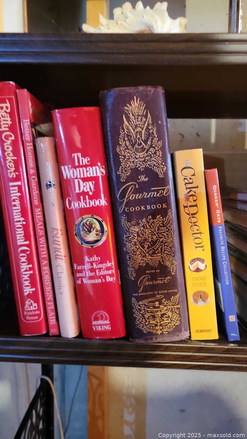 Cookbook collection with 16-volume Encyclopedia | Maxsold
