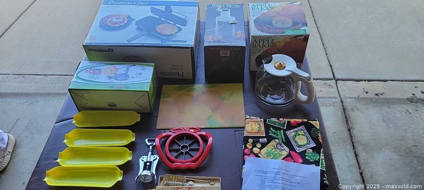 Cooking and kitchen appliances and tools lot | Maxsold