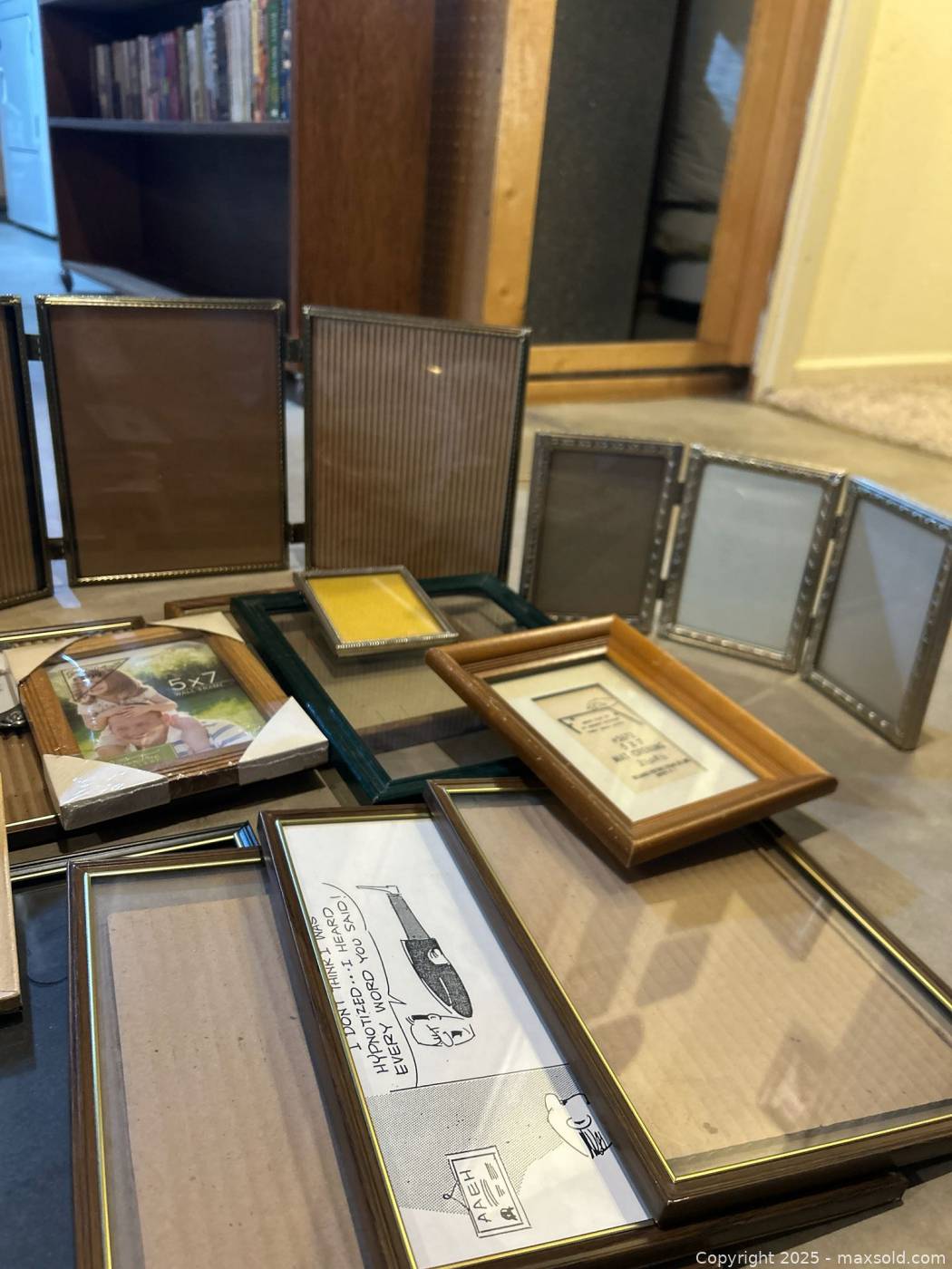 Large variety of picture frames | Maxsold