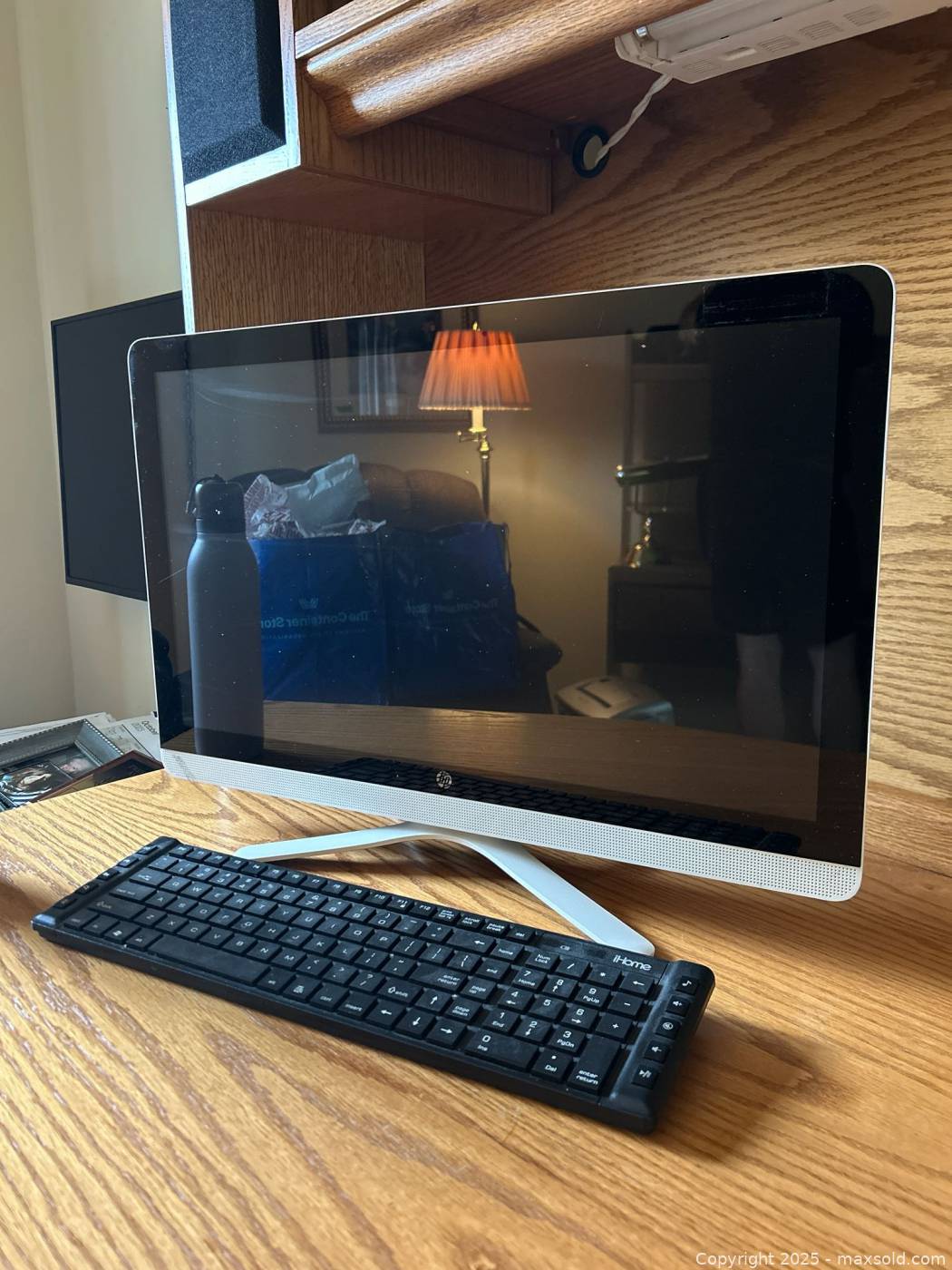 HP 23" monitor with built-in camera and iHome cordless keyboard | Maxsold
