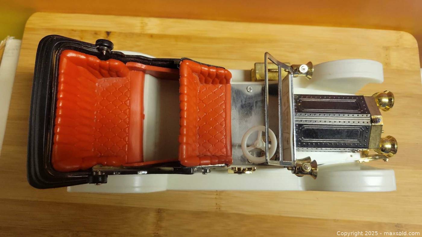 Vintage Model Car Radio | Maxsold